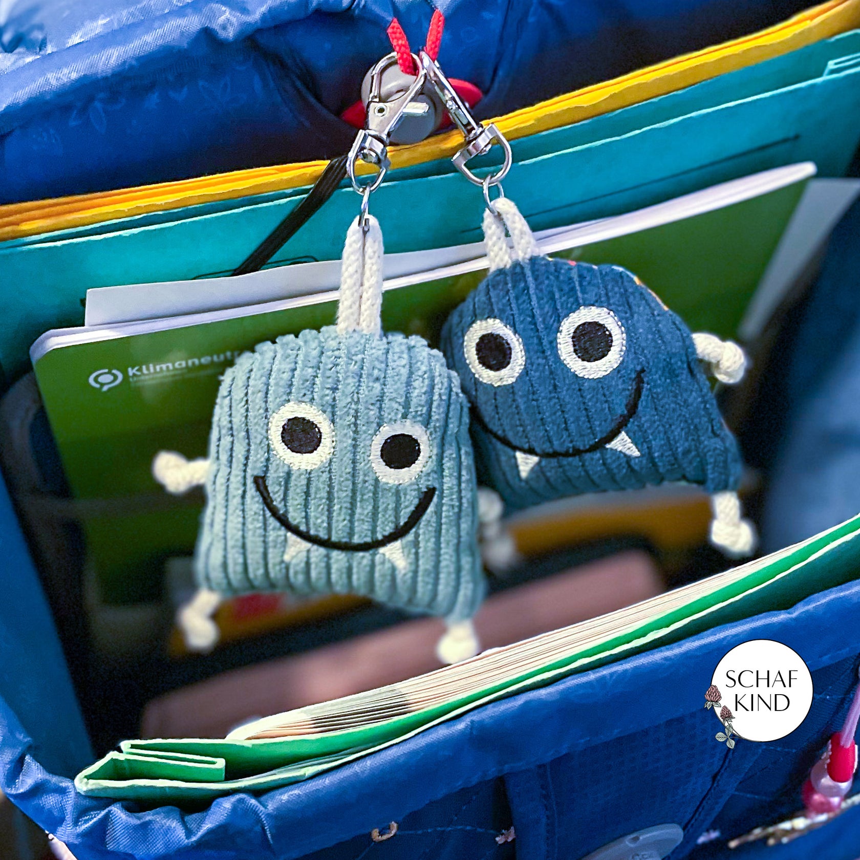 Mutmonster aus Cord in Blau – SCHAFKIND Christine Richards